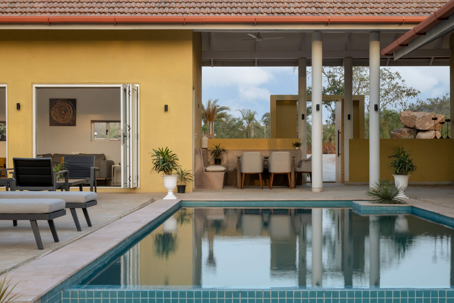 Sienna House: A Raw And Earthy Retreat In Maharashtra | The Decor ...